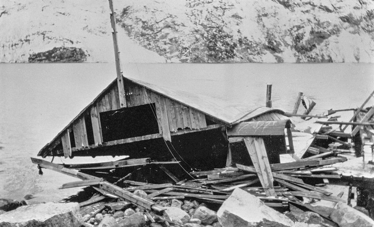 Naust øydelagt av flodbølge etter snøskred. - Kraftmuseet / DigitaltMuseum