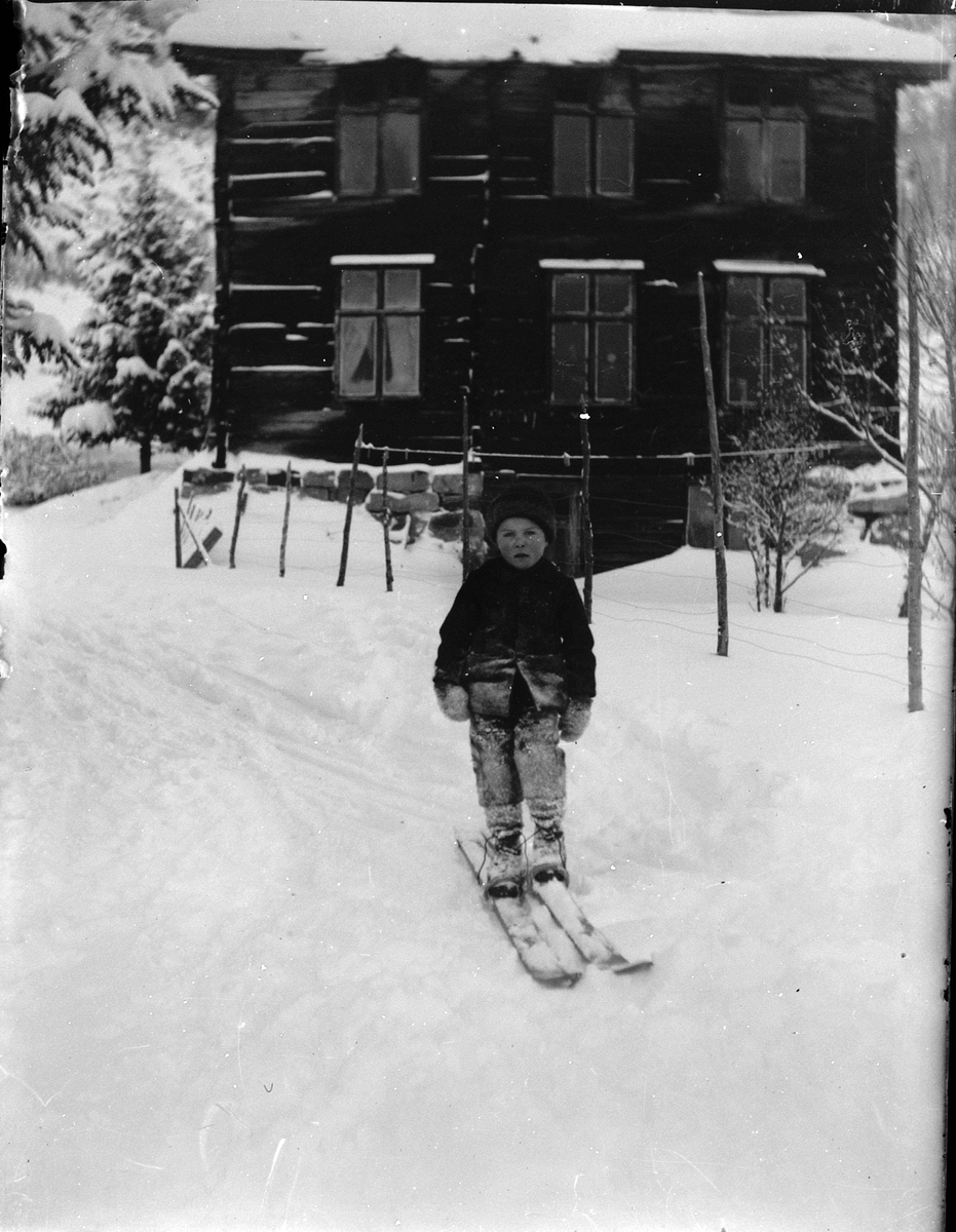 Fotoarkiv etter Aanund Edland. Utendørs portrett av Olav AA. Edland på ...