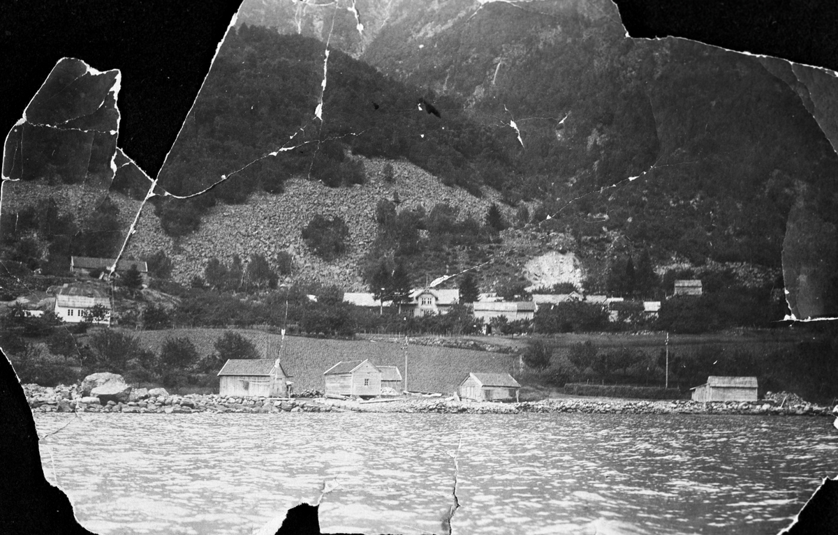 Naust og gardstun på Eitrheim. - Kraftmuseet / DigitaltMuseum