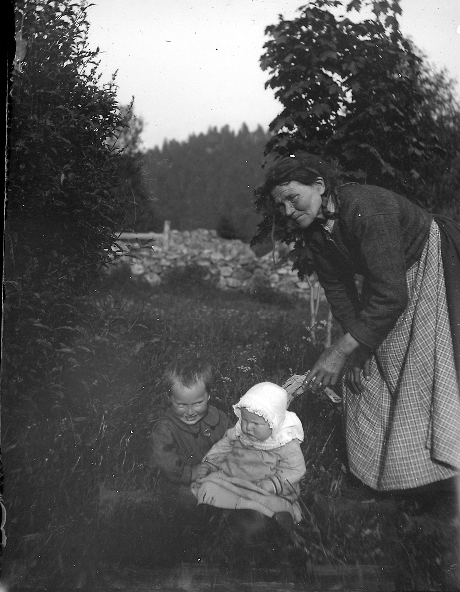 Fotoarkiv etter Aanund Edland. Portrett av "Gamle" Sigrid Edland med ...