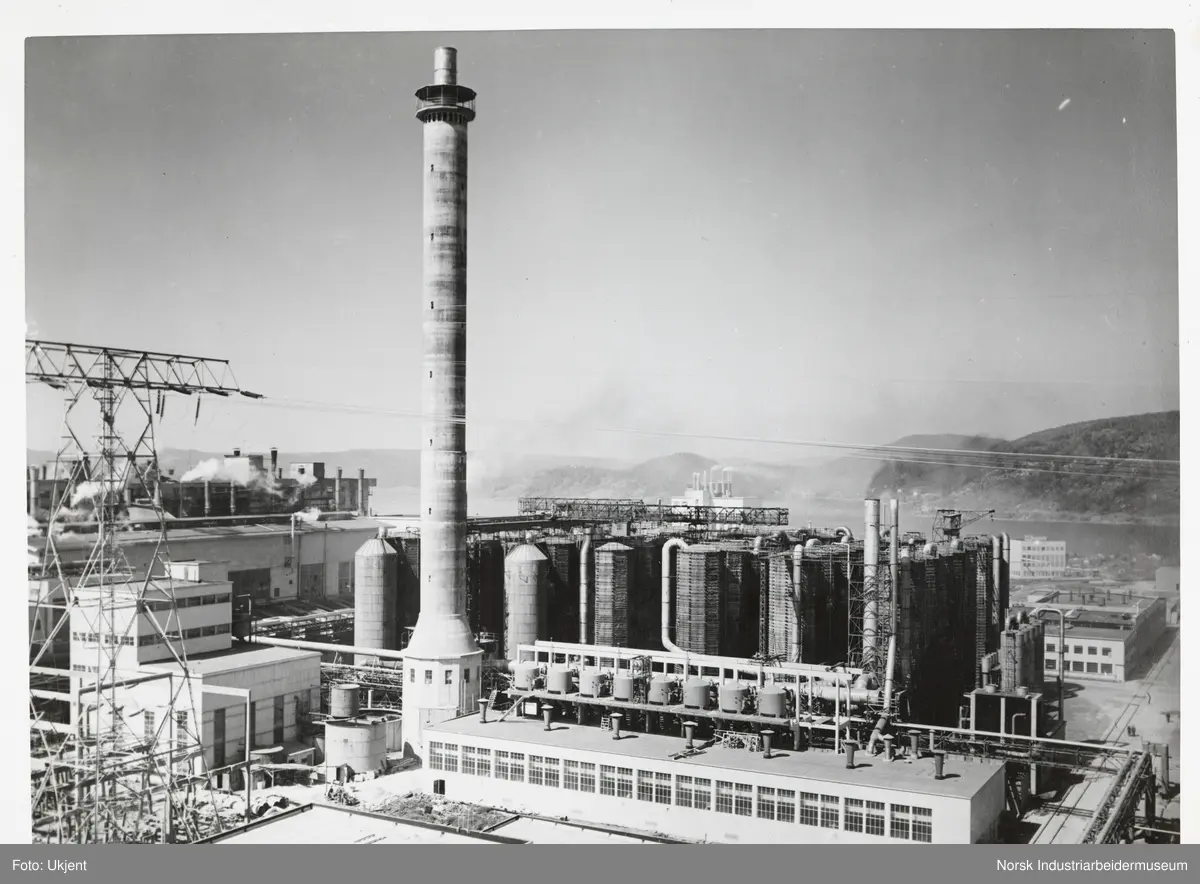 100 meter skorstein sett fra ureafabrikken - Norsk ...
