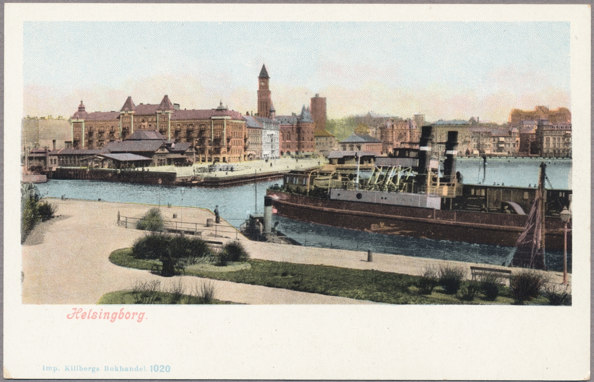 Helsingborg hamn med Helsingborg färjestation till vänster ...