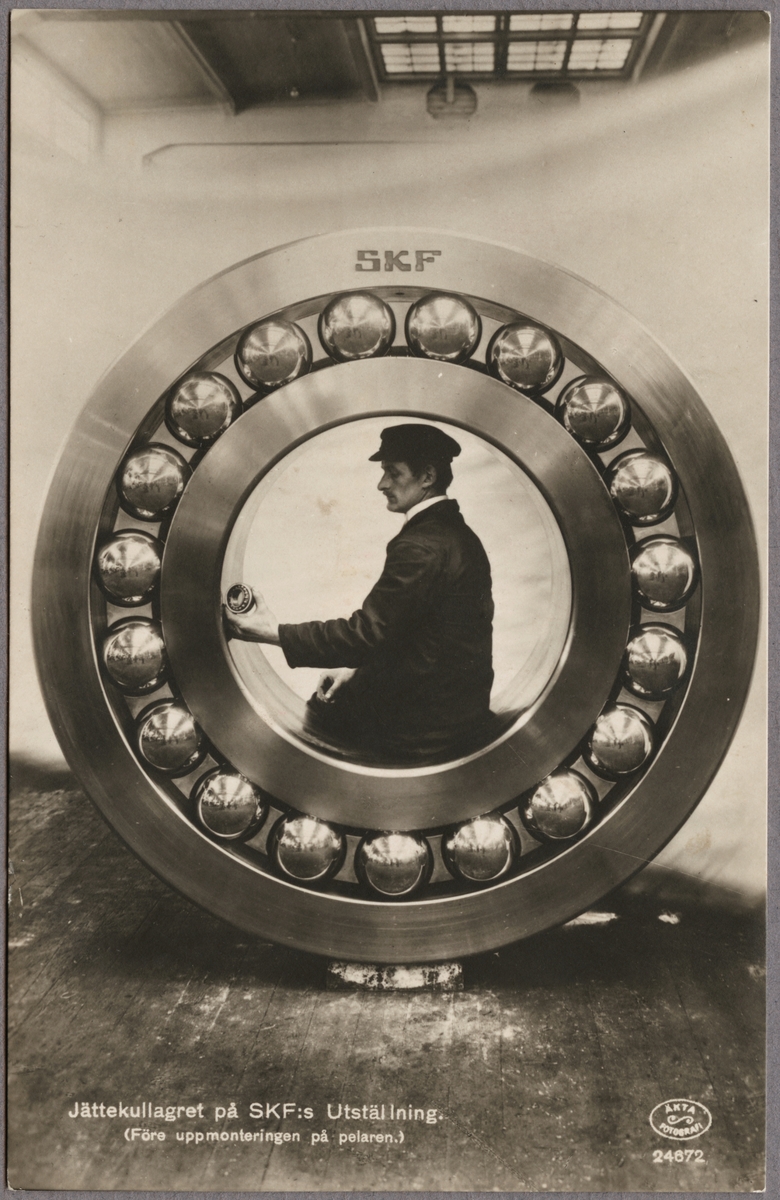 Den svenske industrimannen och uppfinnaren Sven Wingquist sittandes i ...