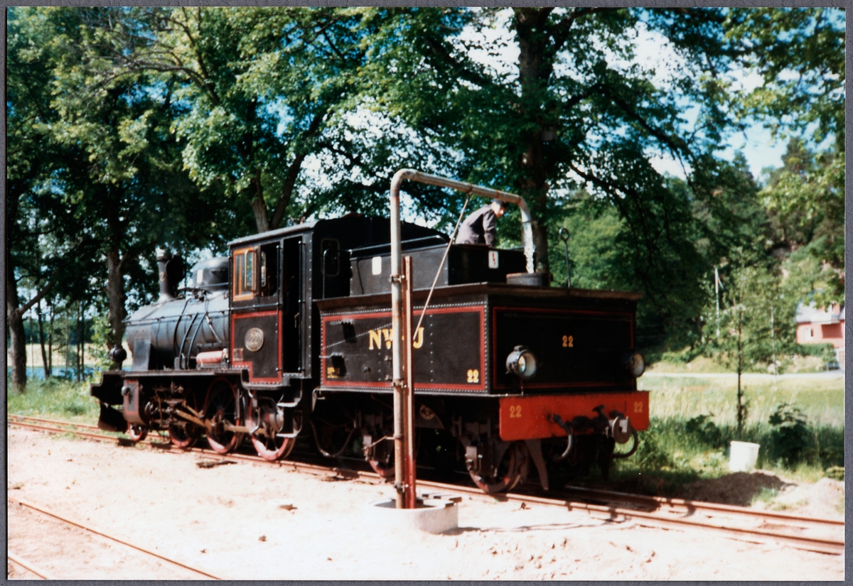 Norsholm-Västervik-Hultsfreds Järnvägar, NVHJ lok 22 tar vatten i ...