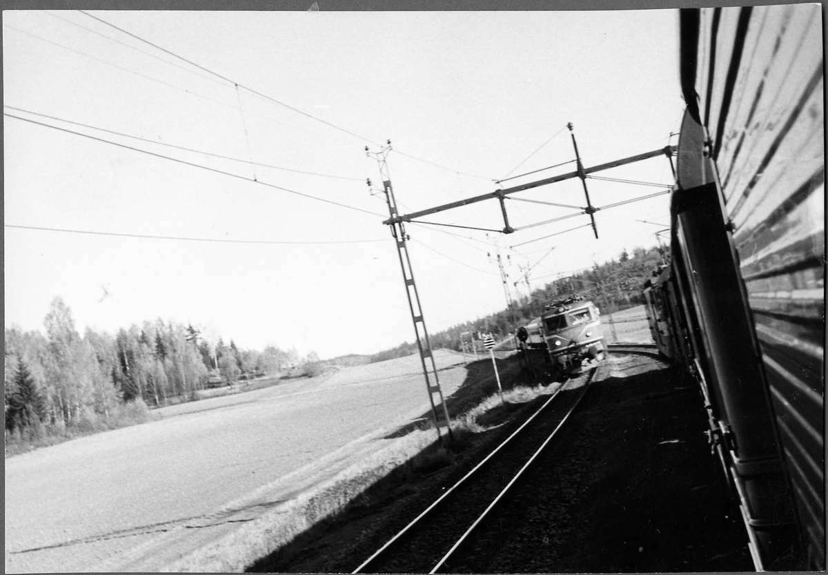 Statens Järnvägar, SJ Rc2 1047 passerar ett persontåg vid Sjösa ...
