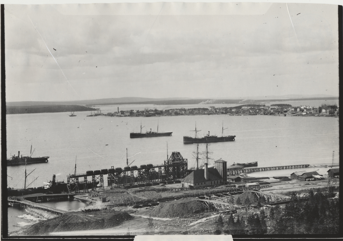 En del av lastageplatsen med elevatorn och maskinhus. Några malmångare ...