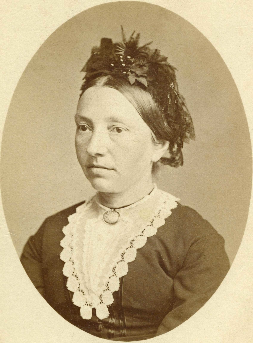 Portrett av Margrethe Marie Brodtkorb med blondekrage ca 1864-1870 ...