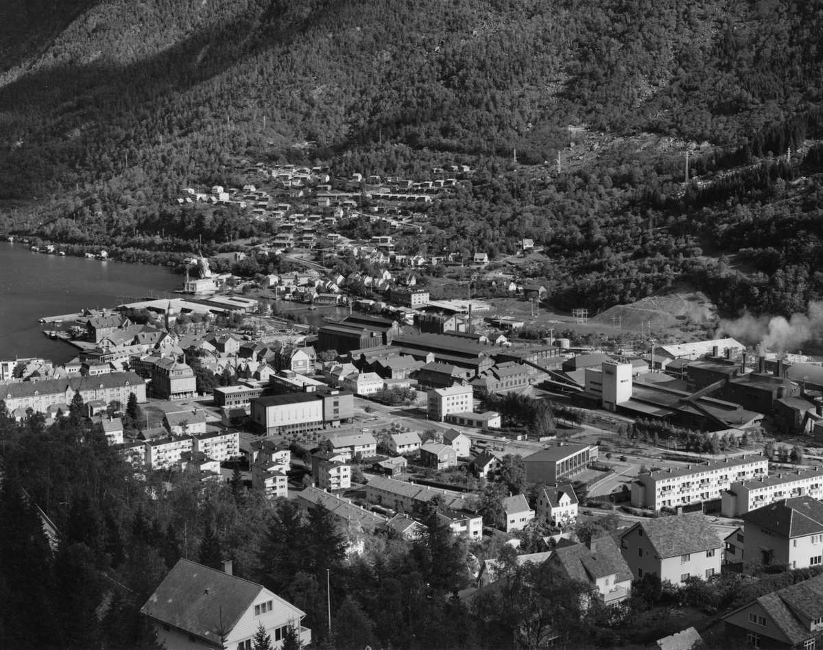 Oversikt over Odda sentrum. Antakeleg 1968 - Kraftmuseet / DigitaltMuseum