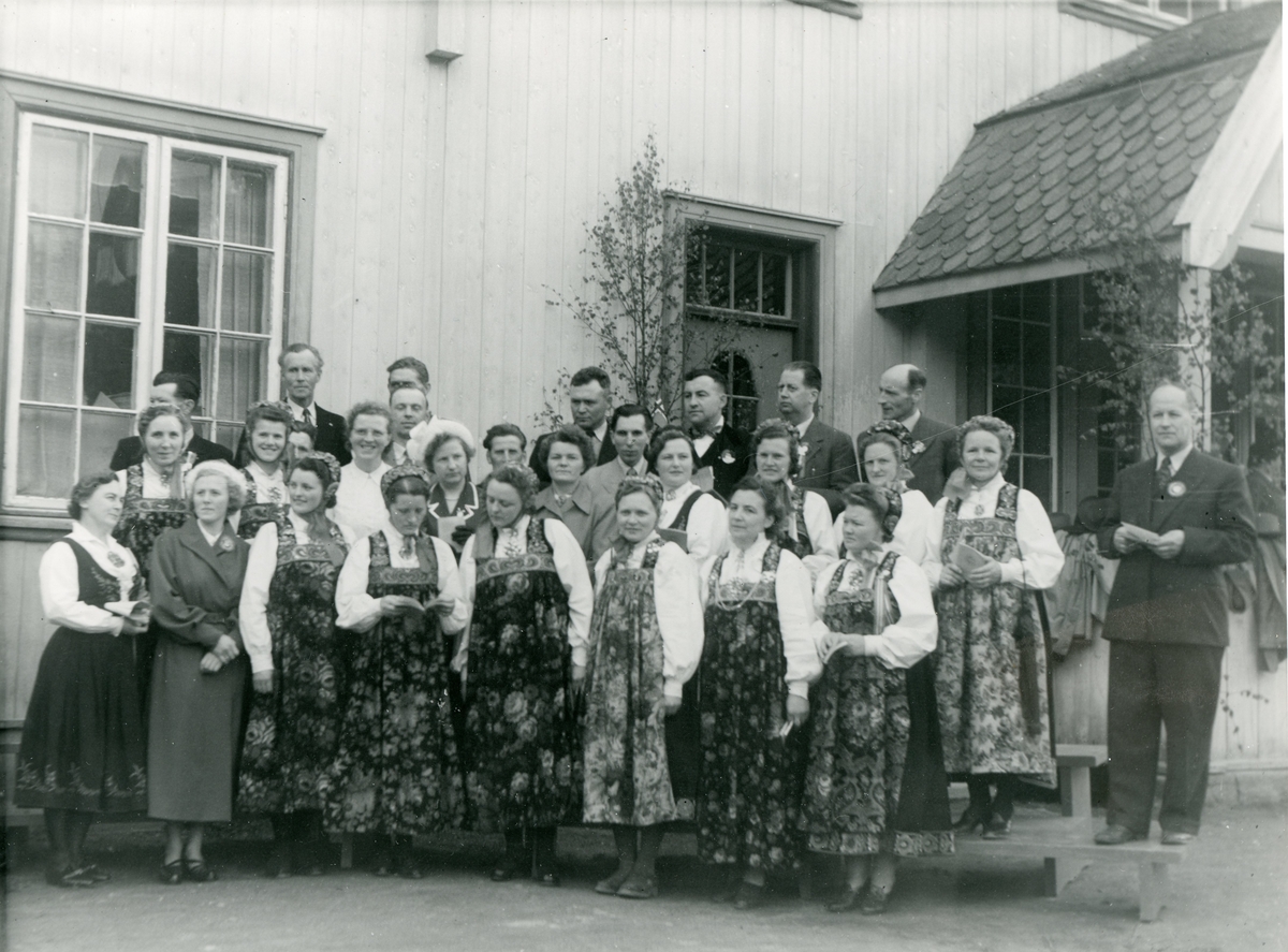 Sangkor i Gol. Framme frå v.Ukjent,Anne sofie Netland,Marie Hoftun,Kari ...