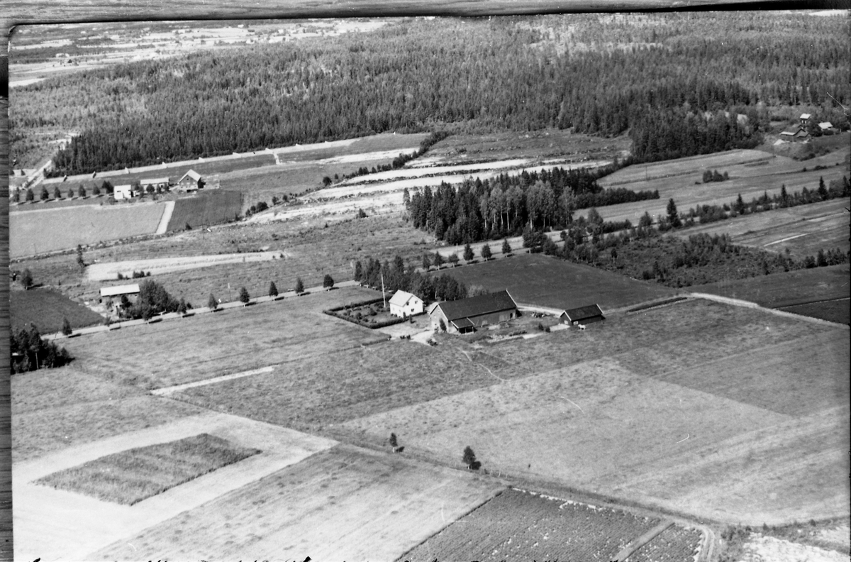 Avfotografert flyfoto av kulturlandskap med flere gårdsbruk, åkrer og ... Avfotografert flyfoto av kulturlandskap med flere gårdsbruk, åkrer og ...