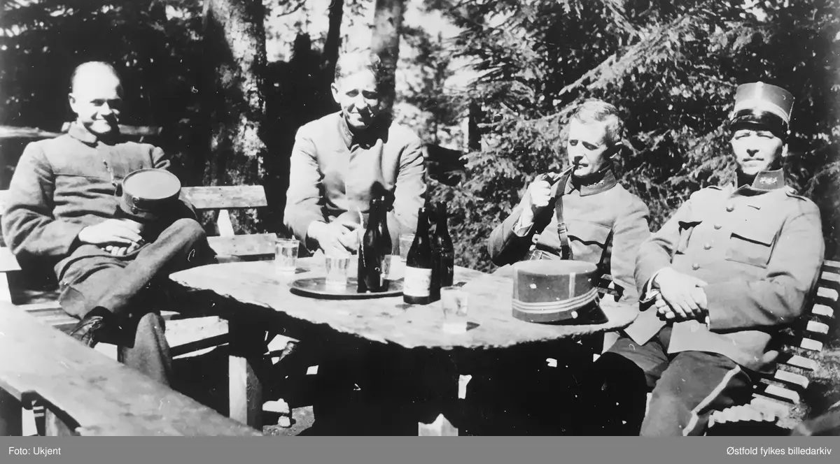 Militære rundt bord med alkoholservering. Nr. 2 fra høyre er Otto Ruge ...