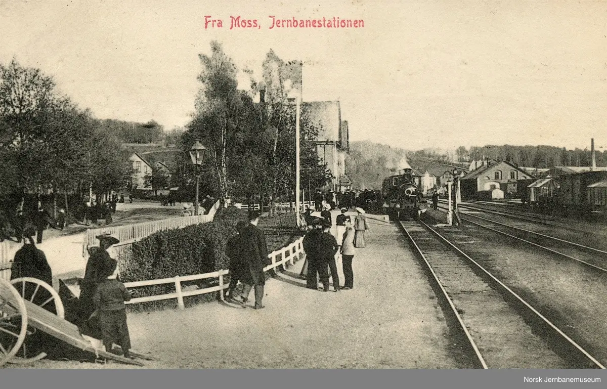 Damplokomotiv type 27a med persontog til Kristiania Ø (Oslo Ø) på Moss ...