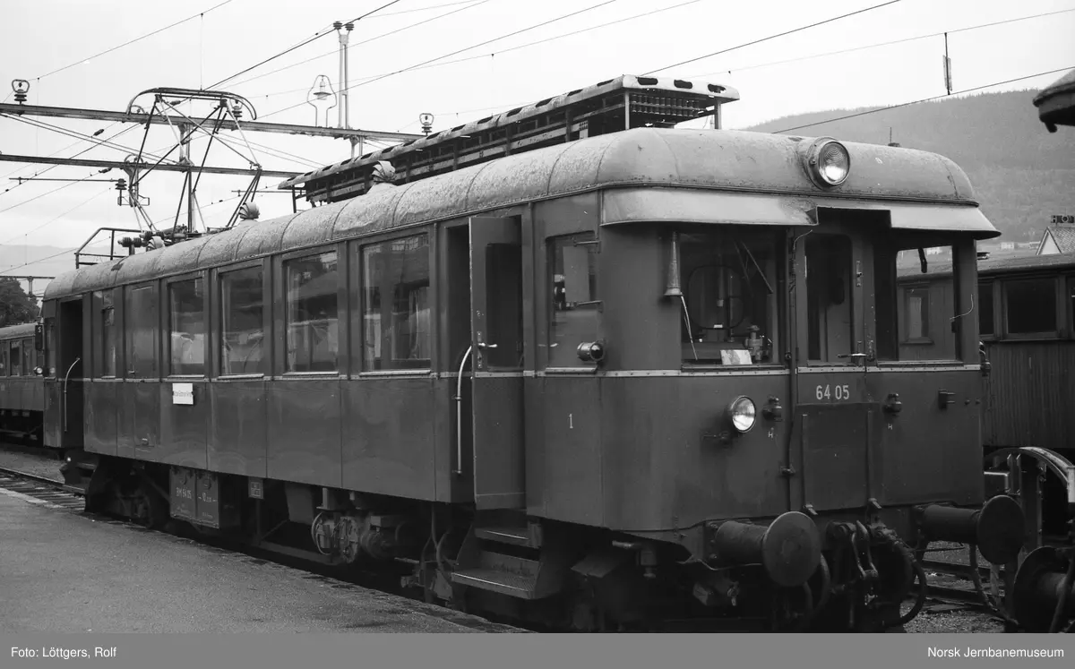 Elektrisk motorvogn Bmeo 6405 på Voss stasjon. - Norsk Jernbanemuseum ...