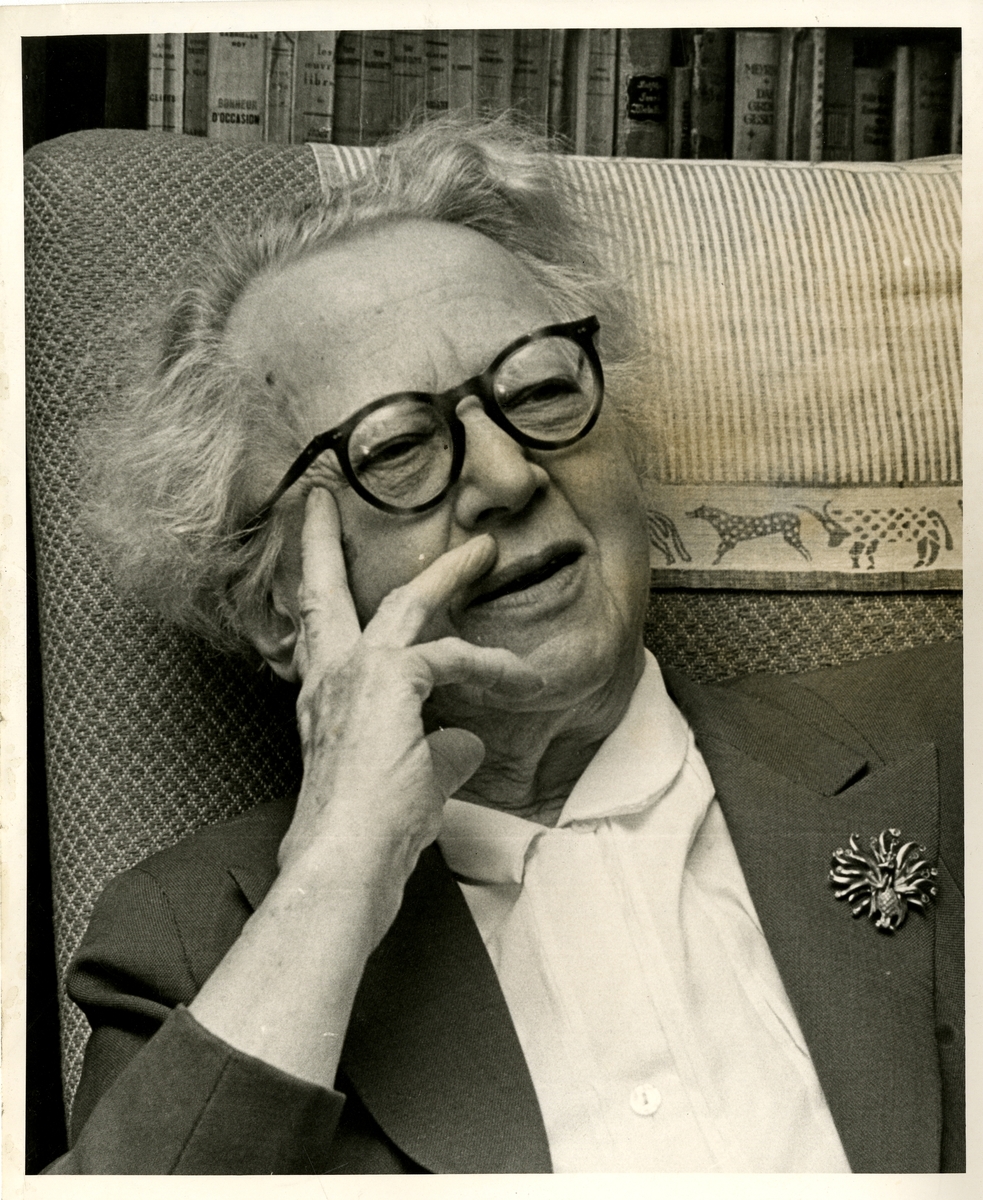 Fra Olaf T. Ranums «kunstnervegg». Bildet viser Pauline Hall sittende i ...