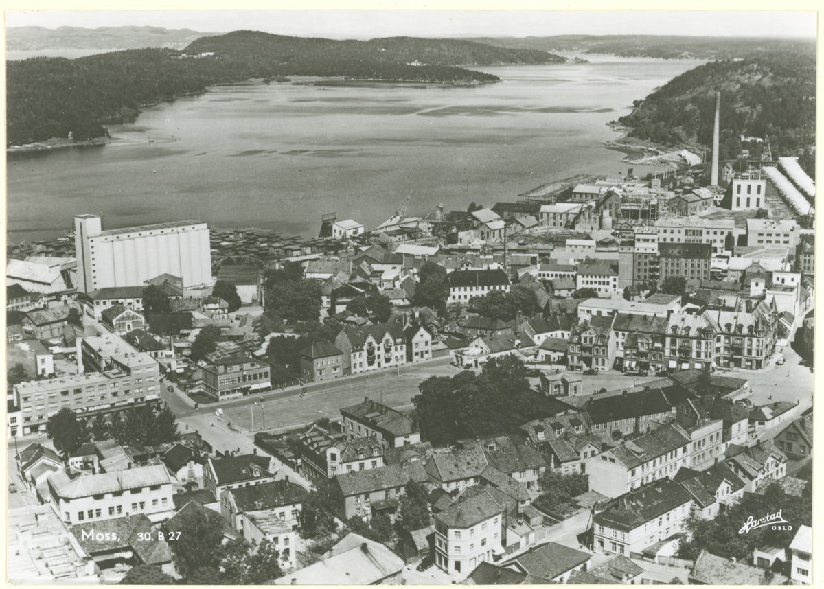Flyfoto, utsikt øvre del av Moss sentrum (postkort) - Mossebibliotekene ...