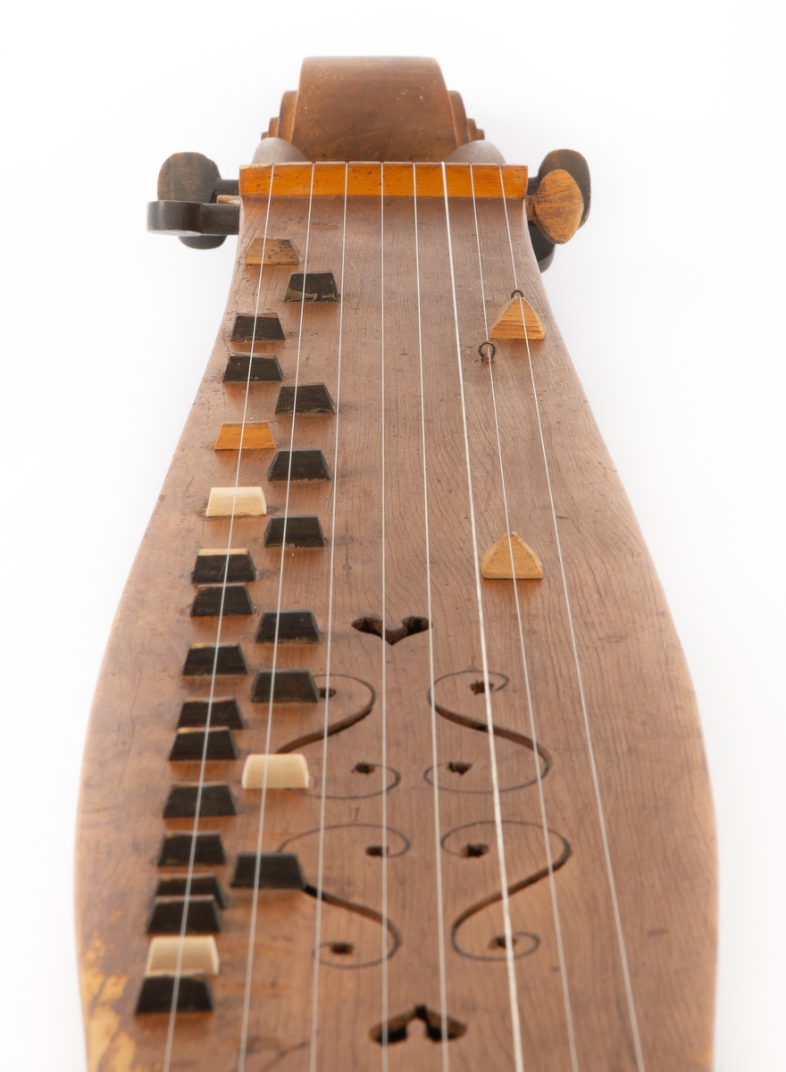 Langeleik med kasse - Valdres Folkemuseum / DigitaltMuseum