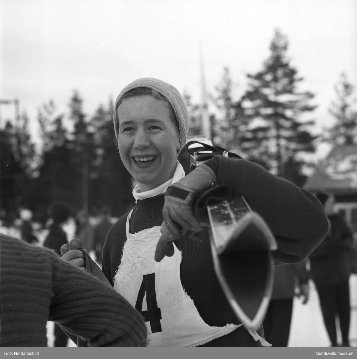 Distriktsmästerskap i Sundsvalls slalombacke. Två första bilderna visar ...