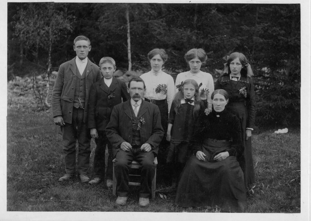 Familien Haugen på Moen fekk teke bilde av seg i høve Marit sin ... Familien Haugen på Moen fekk teke bilde av seg i høve Marit sin ...