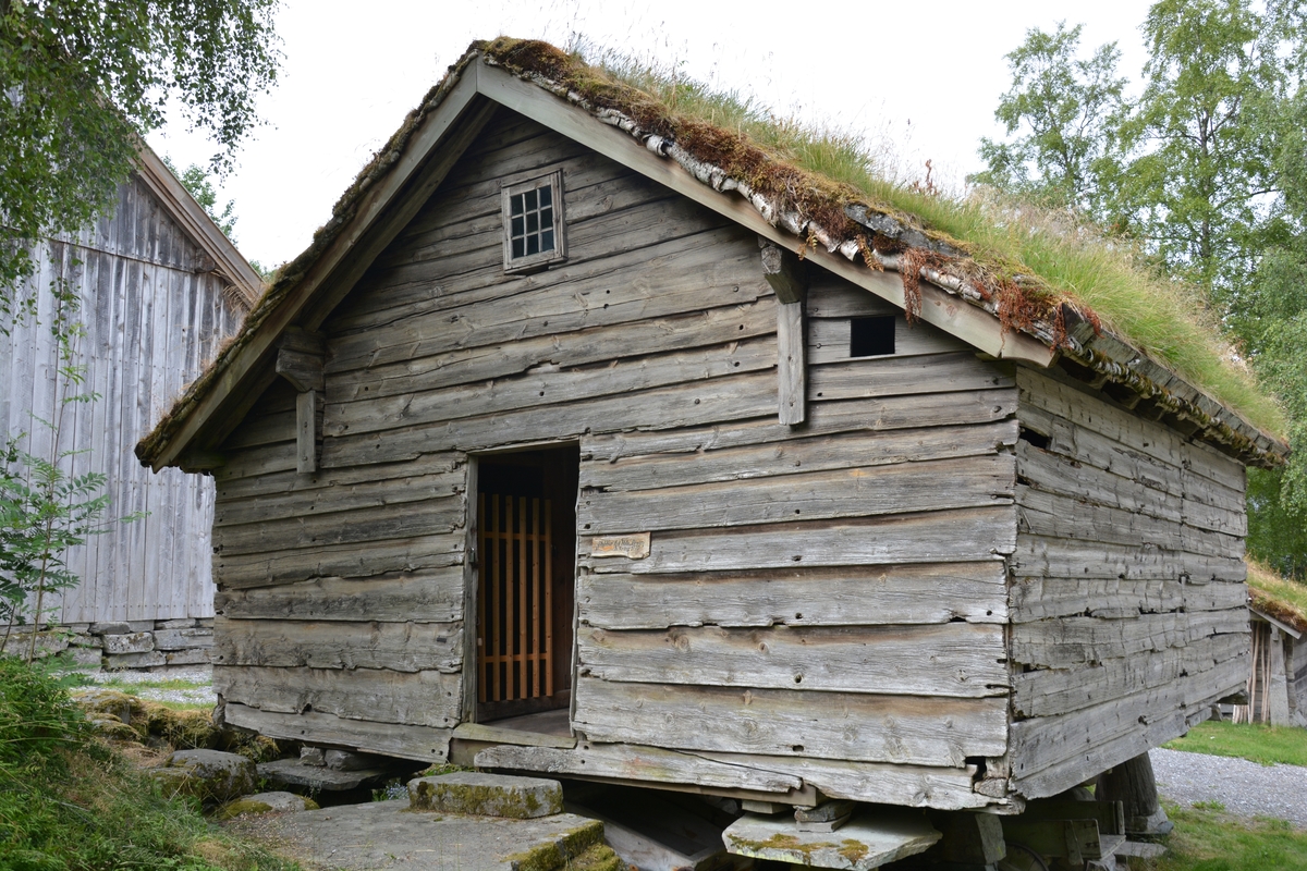 Stabbur - Nordfjord Folkemuseum / DigitaltMuseum