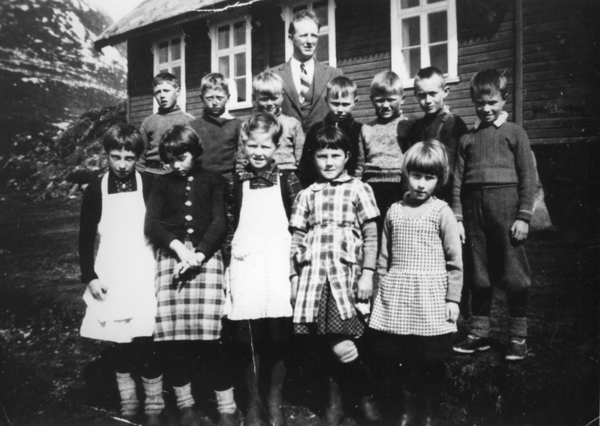 Elever og lærer ved Buvik skole 1938-39. Buvik på Senja. - Midt-Troms ...