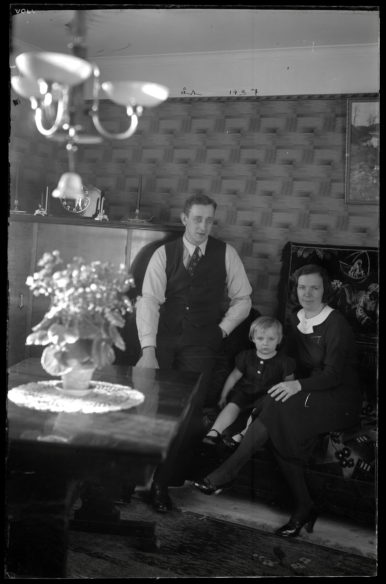 Liten Familj I Vardagsrum Västergötlands Museum Digitaltmuseum