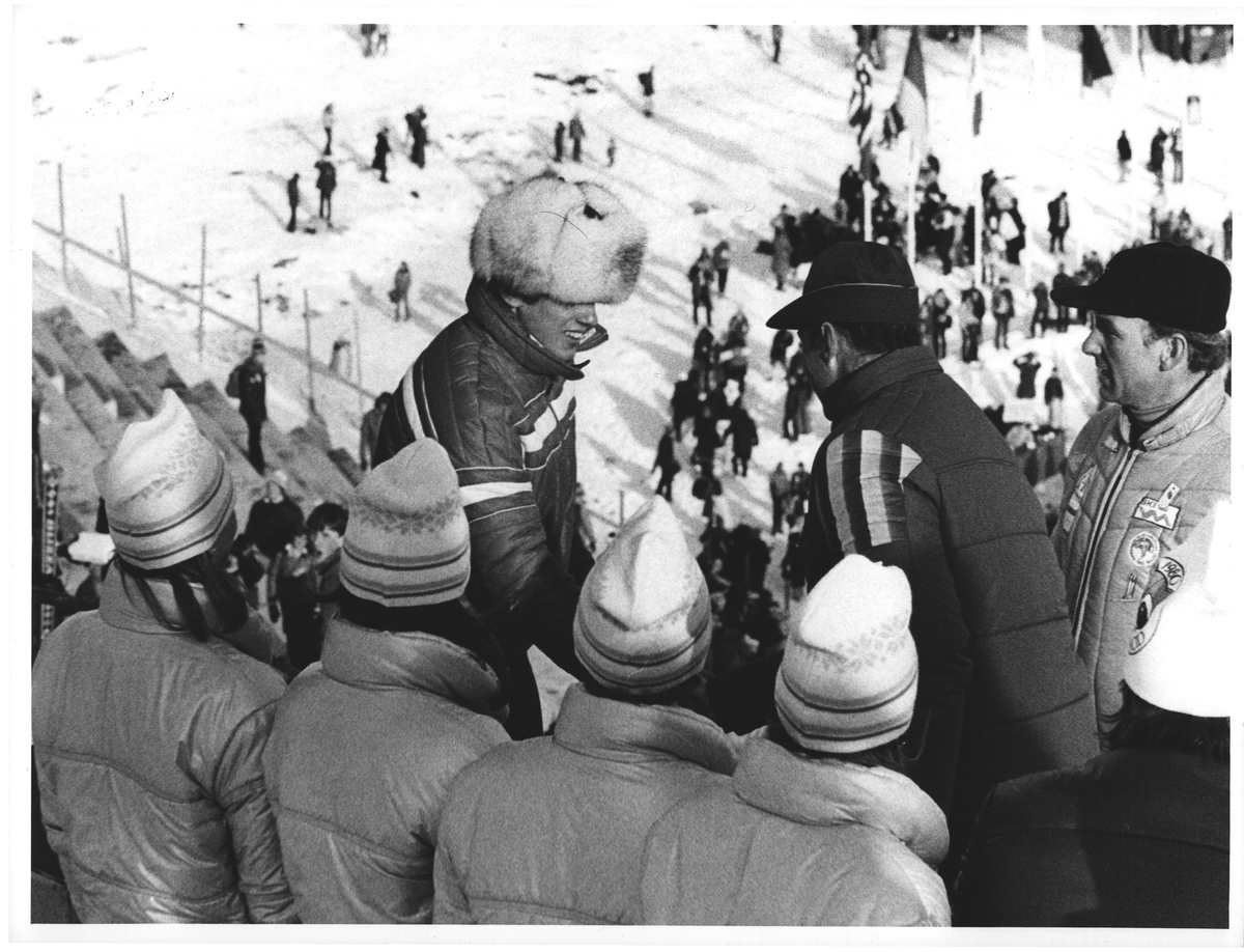 "Kollen". Nr. 1. Armin Kogler får sin 1. premie av kronprins Harald på ...