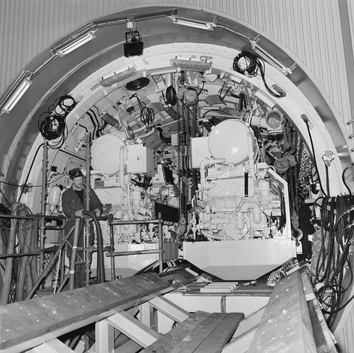 Lyft av motor till akterstäv Ub A19. - Marinmuseum / DigitaltMuseum