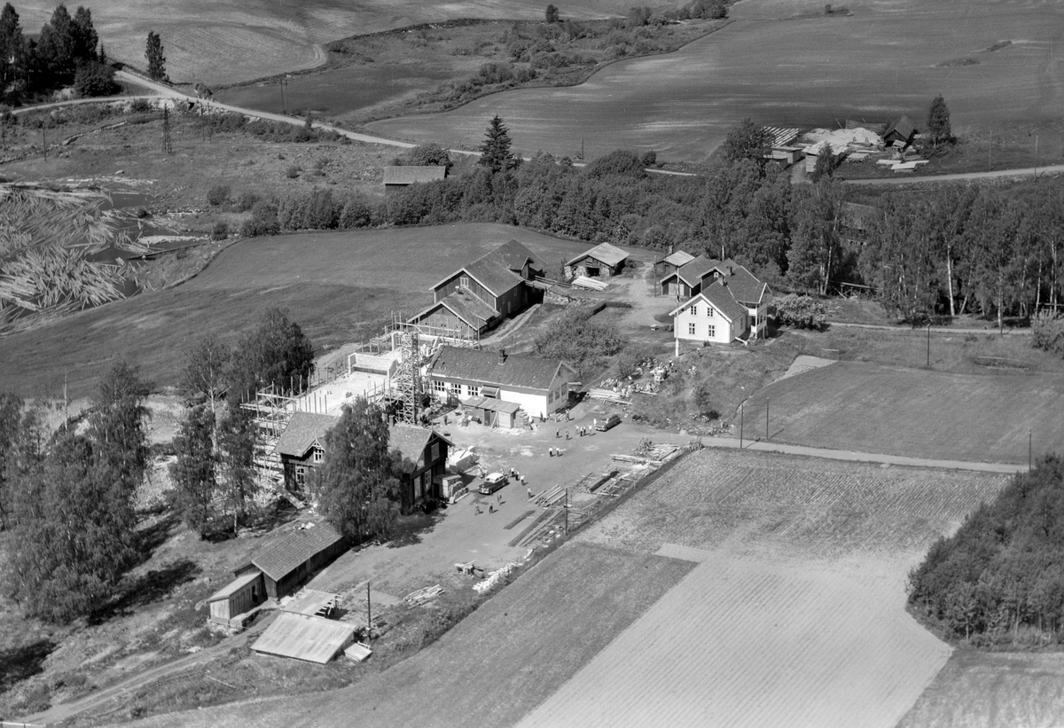 TANGEN SKOLE, FLYFOTO. Bildet viser den gamle klokkergården, foran den ...