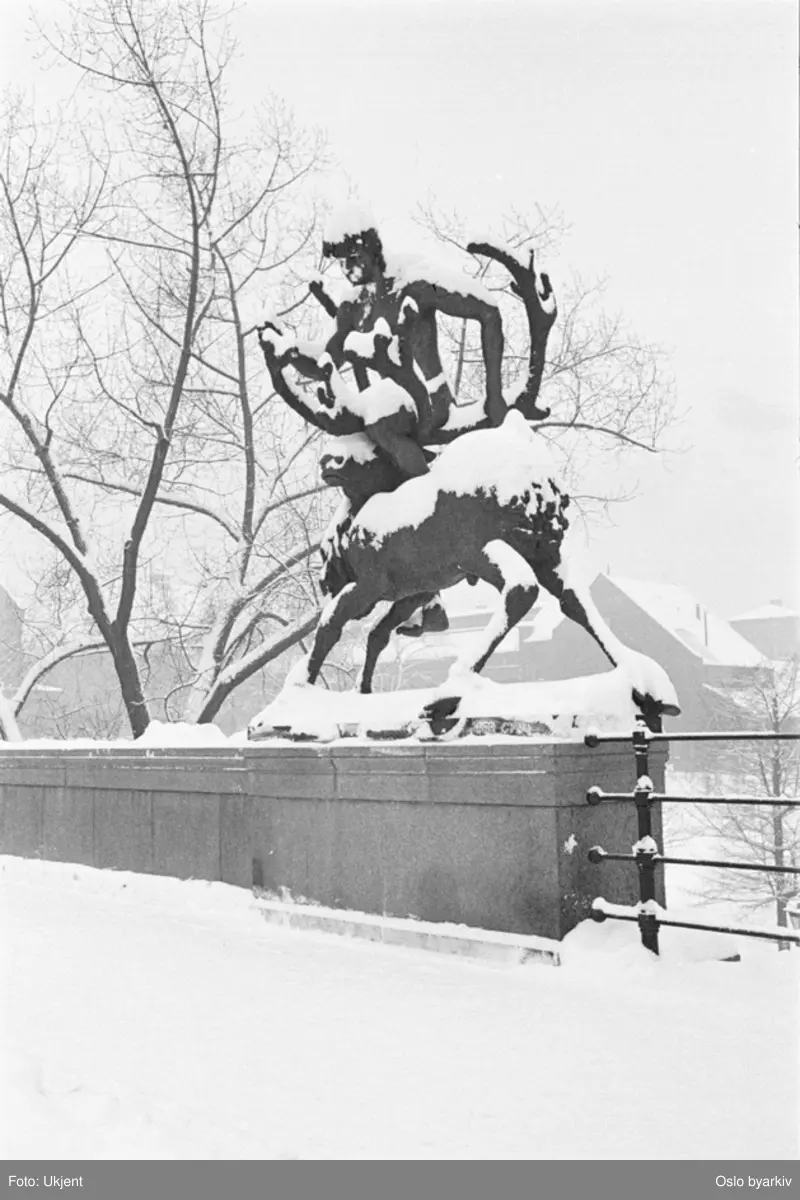 Ankerbrua med skulpturen "Per Gynt" av Dyre Vaa. Ved Akerselva - Oslo ...