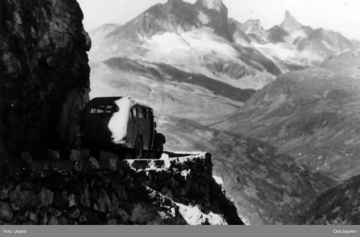 Fjellandskap og rutebuss. - Oslo byarkiv / DigitaltMuseum