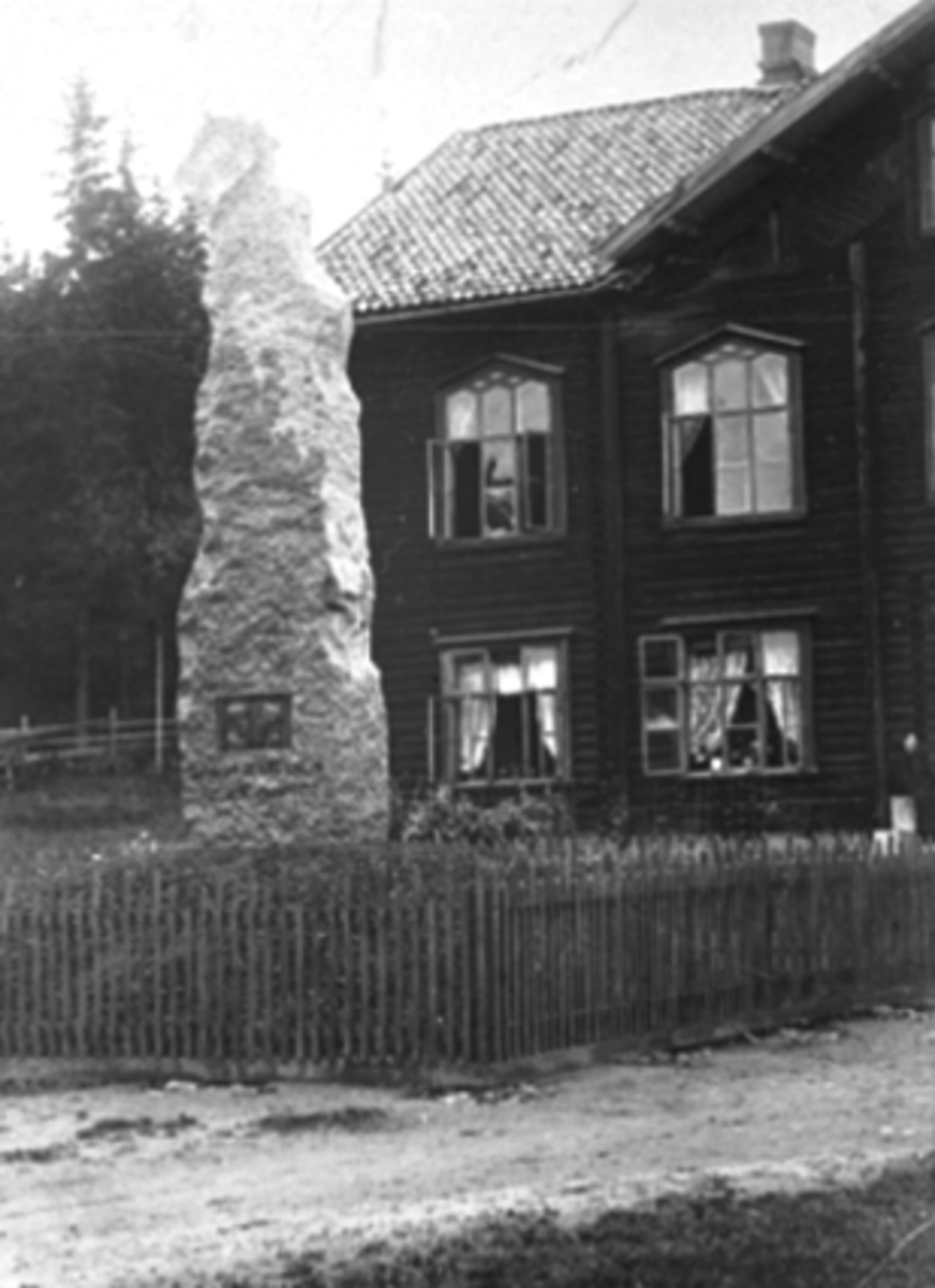 Hamar, Sagatun folkehøgskole, bautaen over Herman og Mix Anker som ble ...