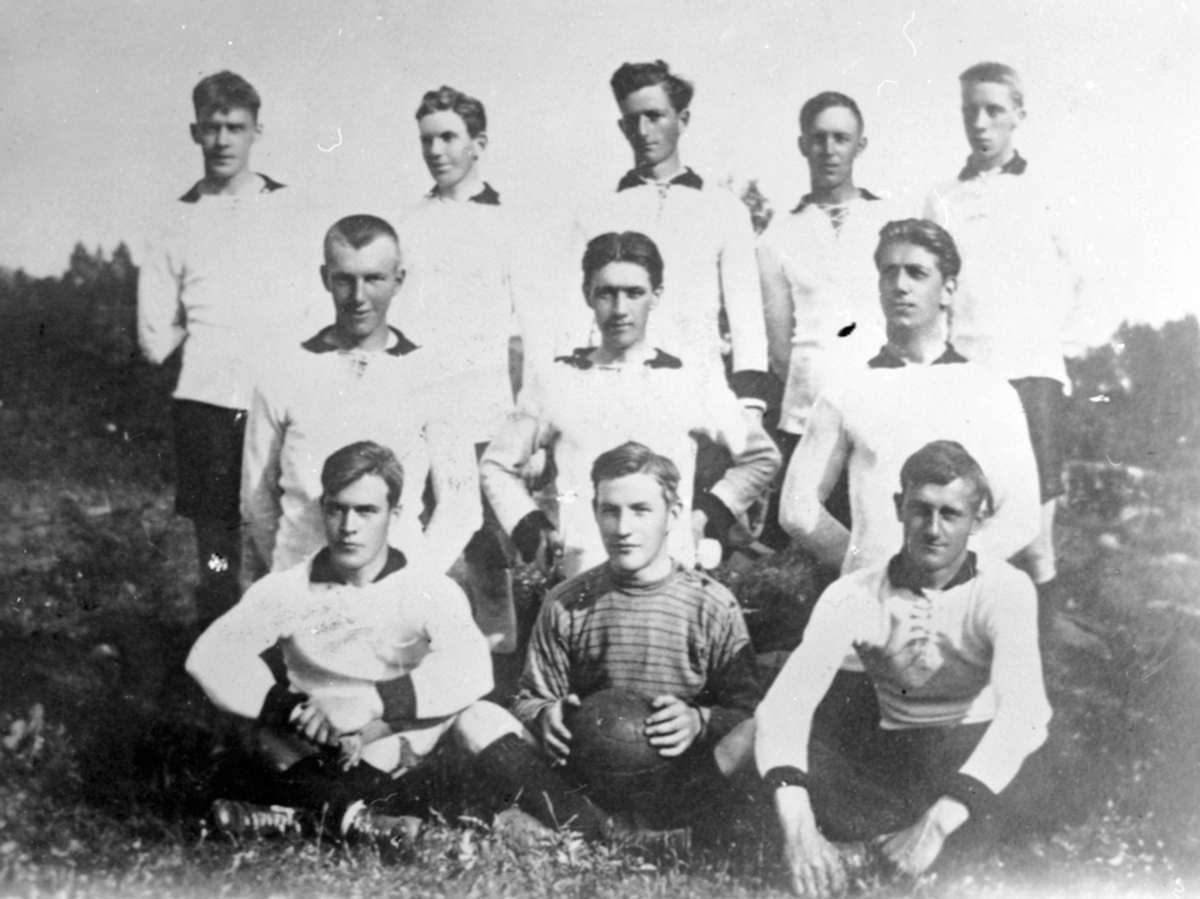 Kretsmestere 1920, fotballag, Fram. Foran venstre er Birger Bekkevold ...