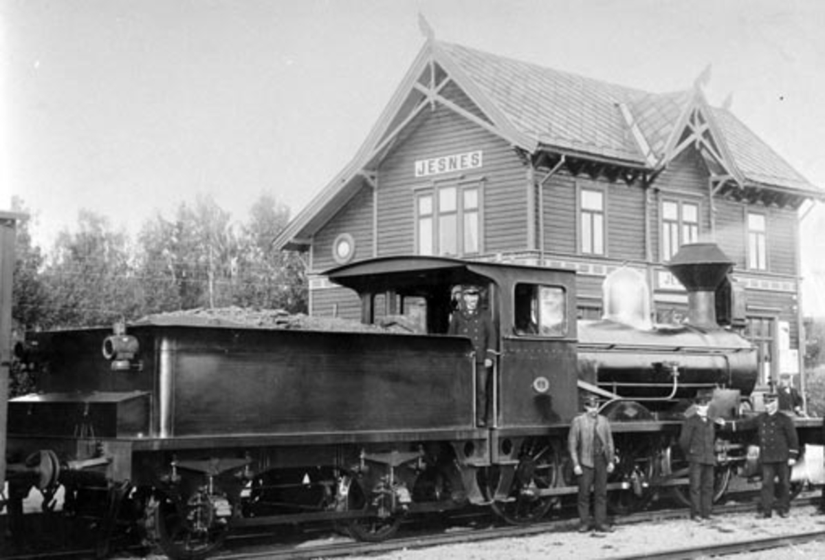 Eksteriør, Jessnes stasjon, lokomotiv nr. 65, NSB jernbaneansatte rundt ...