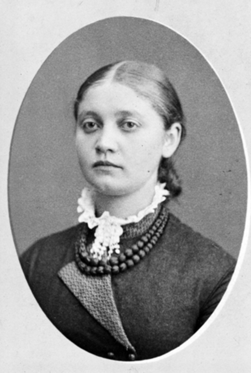 Portrett, Julie Simonsen f. Vinju, gift med Petter Simonsen. - Anno ...