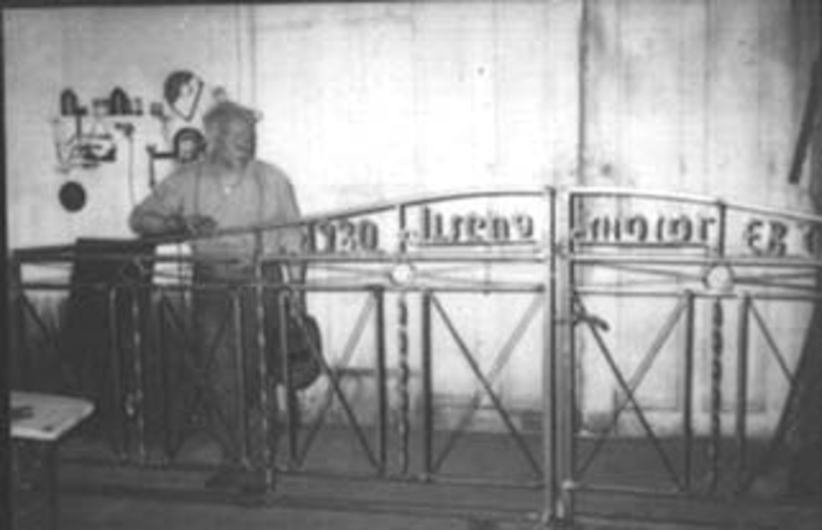 SMEDALSMIA PÅ ILSENG, SMED ANTON SMEDAL MED EN SMIJERNPORT, PORTEN ...