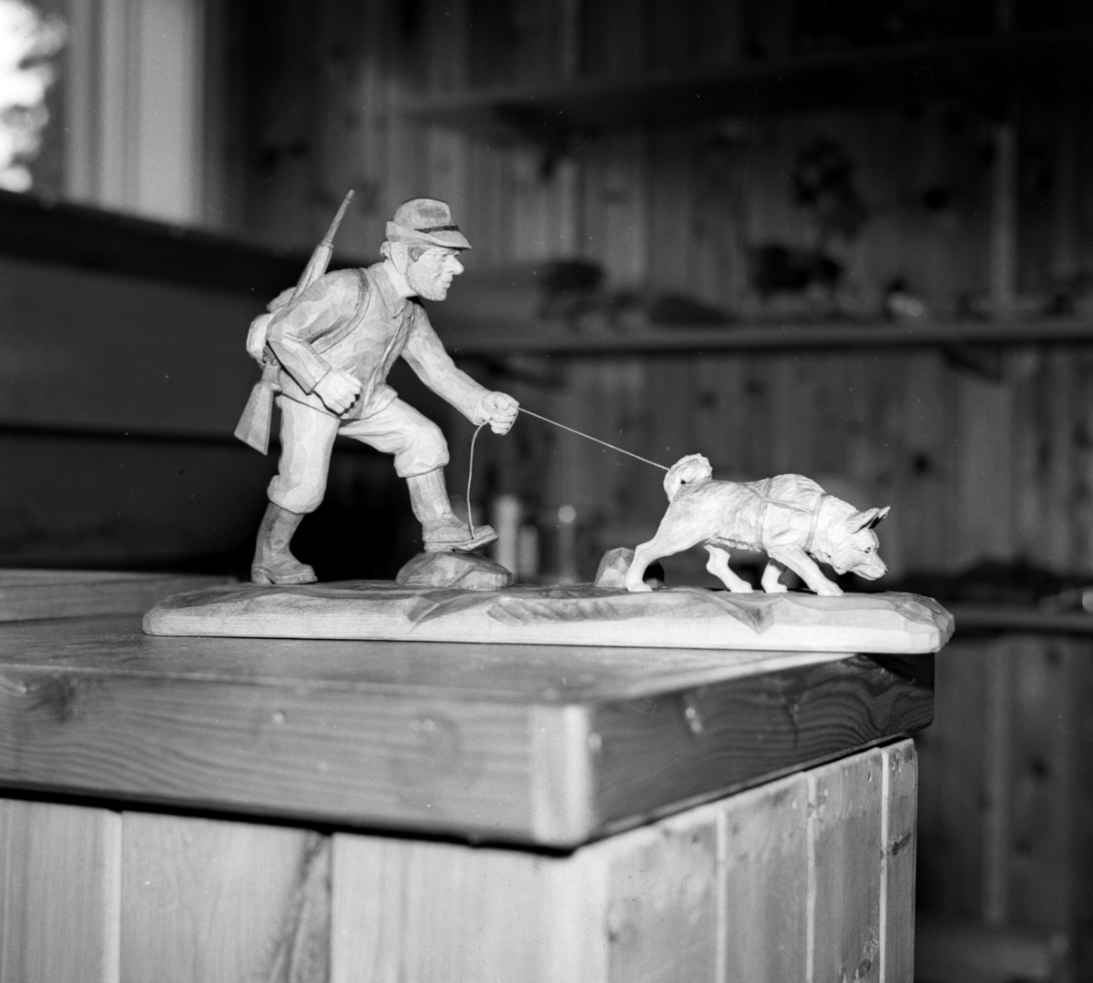Treskulptur - Anno Glomdalsmuseet / DigitaltMuseum