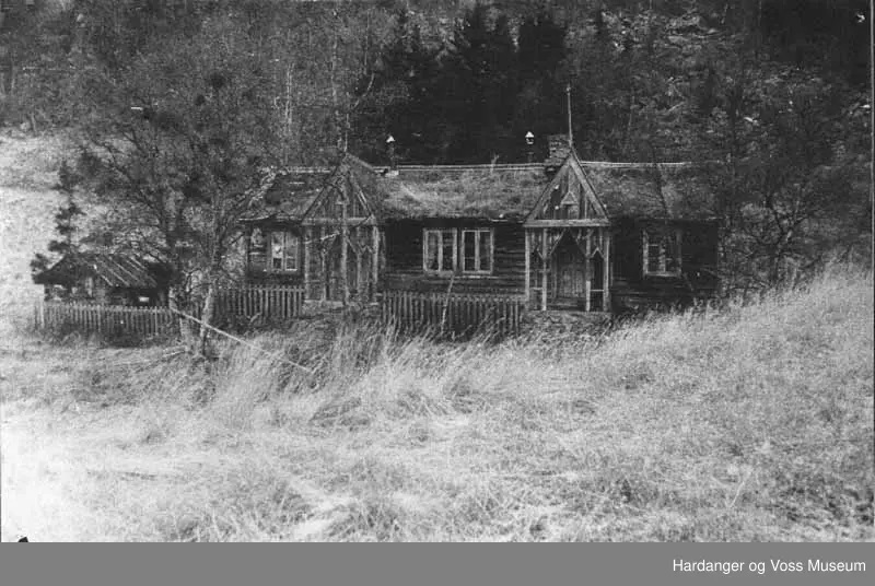Hus, gjerde, tre. Kråkeslottet. Huset til Lars og Kari Vivelid på ...
