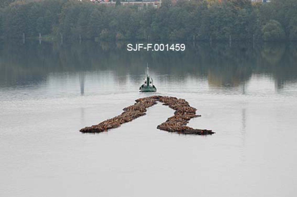 Slepebåten Maar på veg mot Skien. Fotografiet er tatt ovenfra, fra den ... Slepebåten Maar på veg mot Skien. Fotografiet er tatt ovenfra, fra den ...