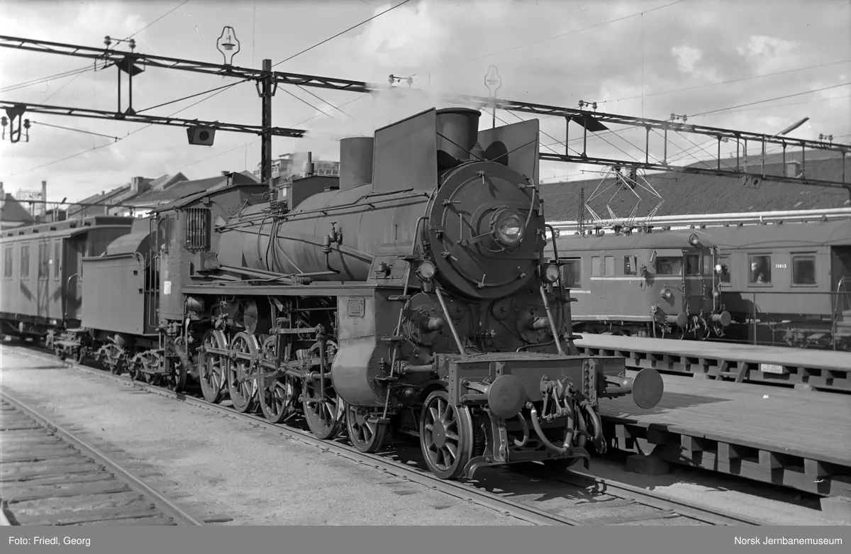 Damplokomotiv type 26c nr. 397 foran persontog til Jaren på Oslo Ø ...
