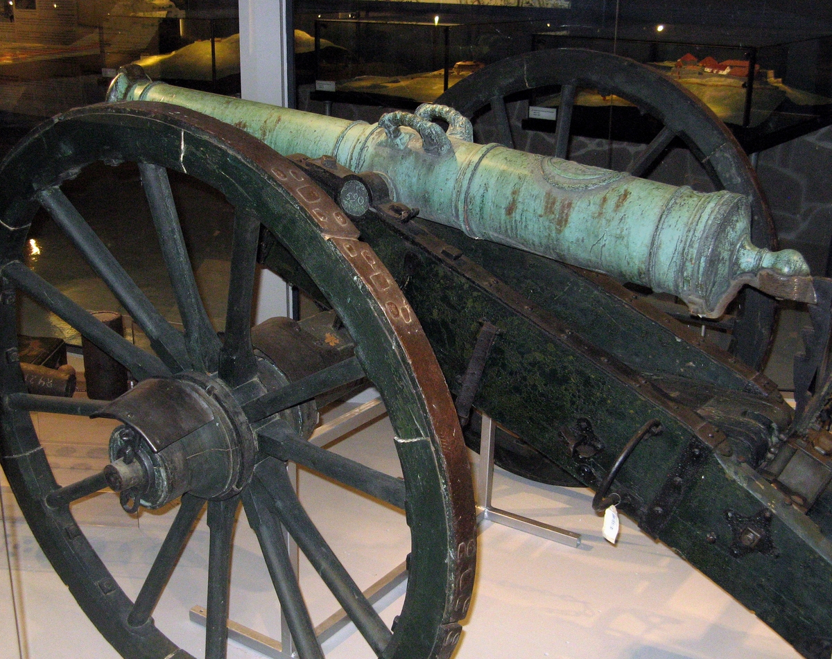 Fra sverd til stridsvogn_Glomdalsmuseets militærhistoriske utstilling ...