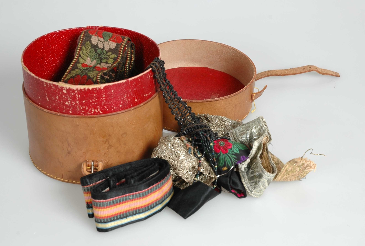 Boks med innhold - Norsk Folkemuseum / DigitaltMuseum