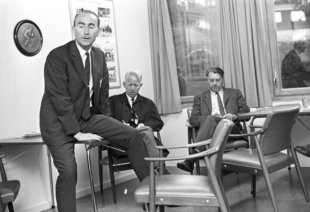 Serie. Landskamp i fotball mellom Norge - Sverige. Fotografet 15. sept ...