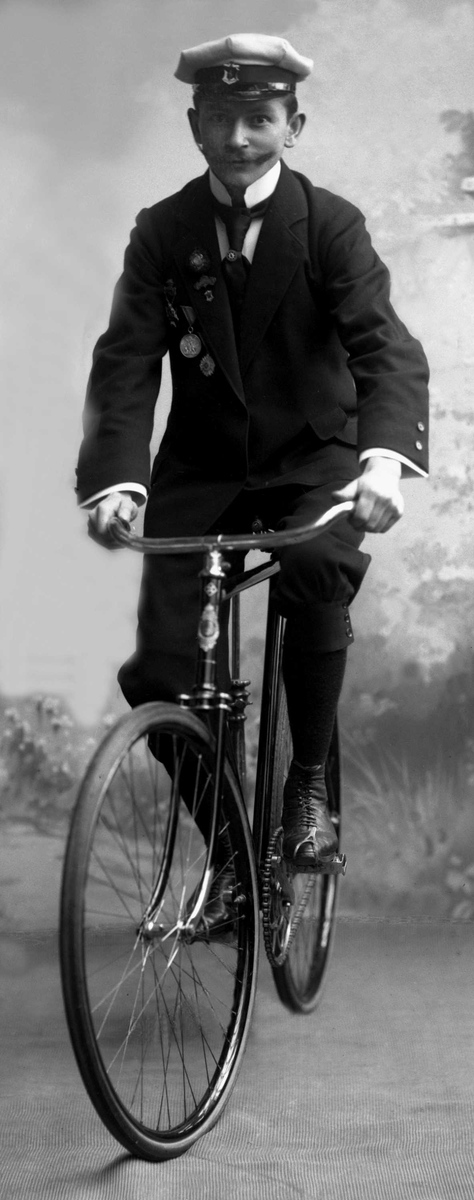 Portrett, mann med uniformslue, medaljer og sykkel. - Norsk Folkemuseum ...