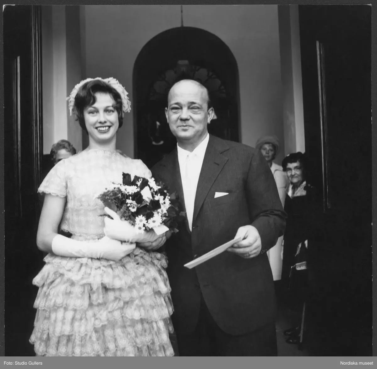 Författarna Stieg och Ulla Trenter vid sin vigsel 1960 - Nordiska ...