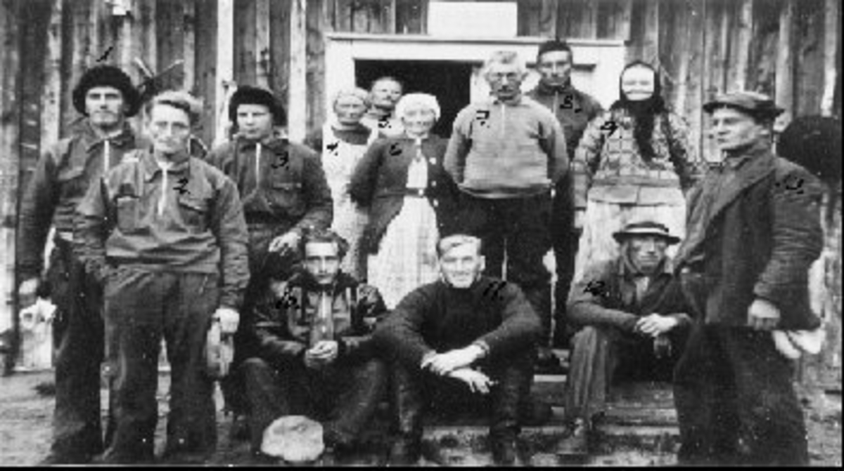 Gruppebilde fra reingjerdingsarbeid. Avbildet Wilhelm Johansen (1 ...