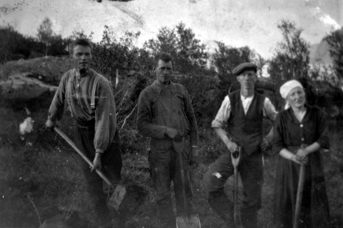 Gruppebilde fra 1920, Torvskjæring. Inga Andersen, Leonard Syrstad ...