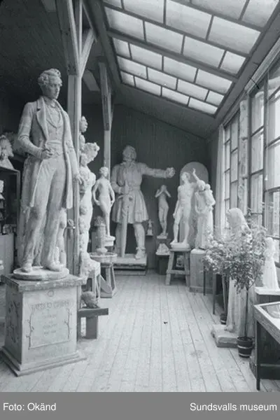 Fotografierna är från Carl Eldhs Ateljémuseum i Stockholm. Skulpturerna ...