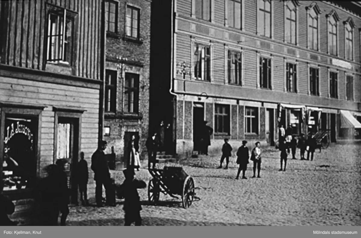 Mölndals torg (senare: Gamla torget) sett från väster, okänt årtal. Man ...