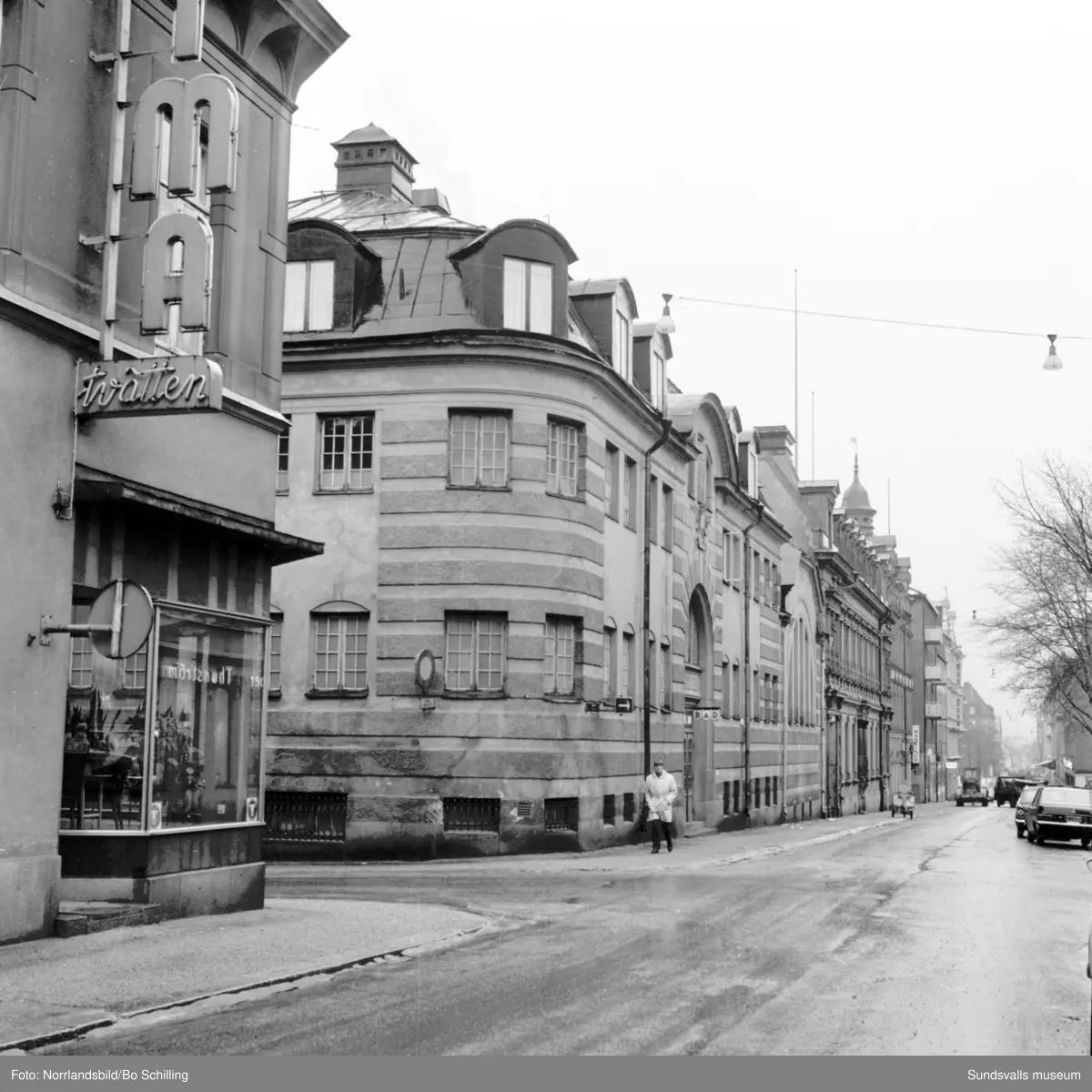 Kvarteret Penningen med gamla badhuset och museet ur olika vinklar och ...