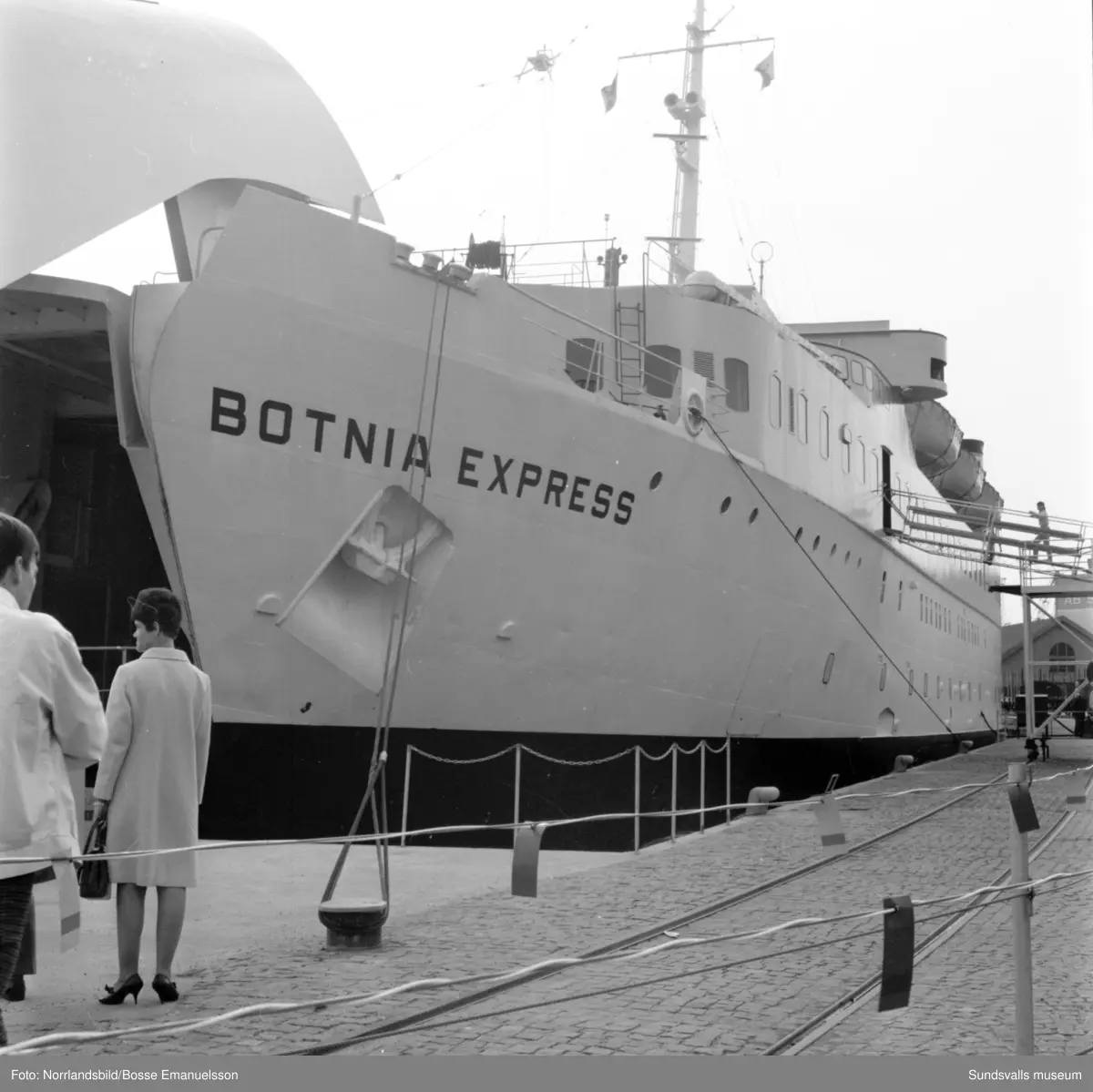 Finlandsfärjan i Sundsvalls hamn, Botnia Express, fotograferat för ...